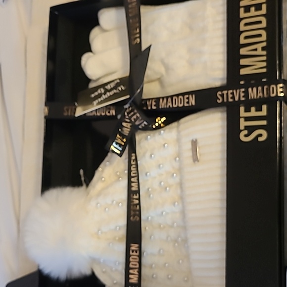 Steve Madden | Accessories | Steve Madden Ladies Gloves And Beanie Set ...